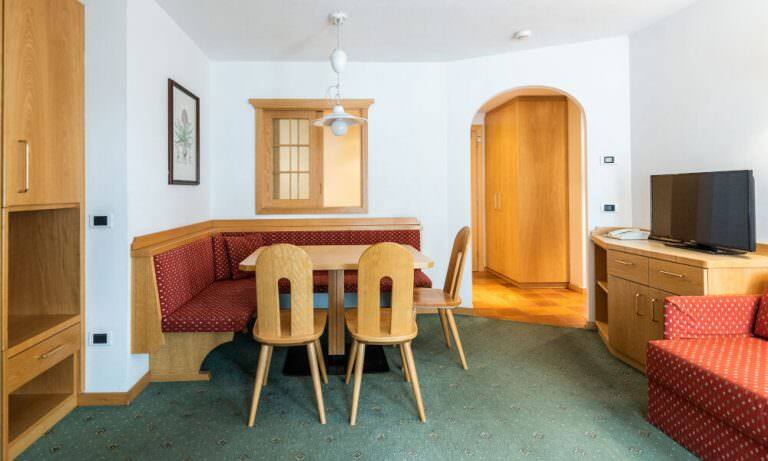 Centrally located aparthotel in Selva Gardena - Residence Antares